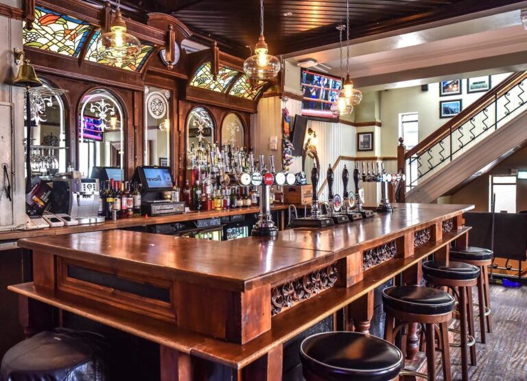 The Best Manchester 'Traditional Boozer' Pub Crawl - Manchester’s Finest