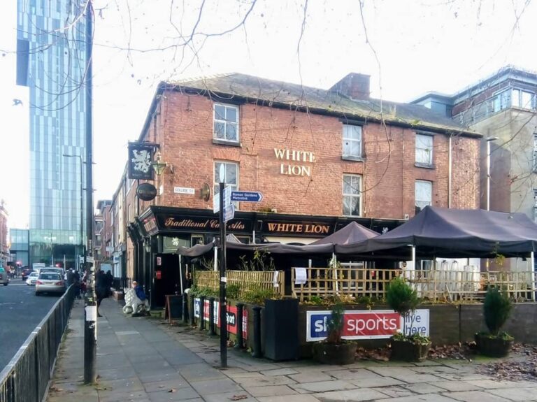 The Best Manchester 'Traditional Boozer' Pub Crawl - Manchester’s Finest
